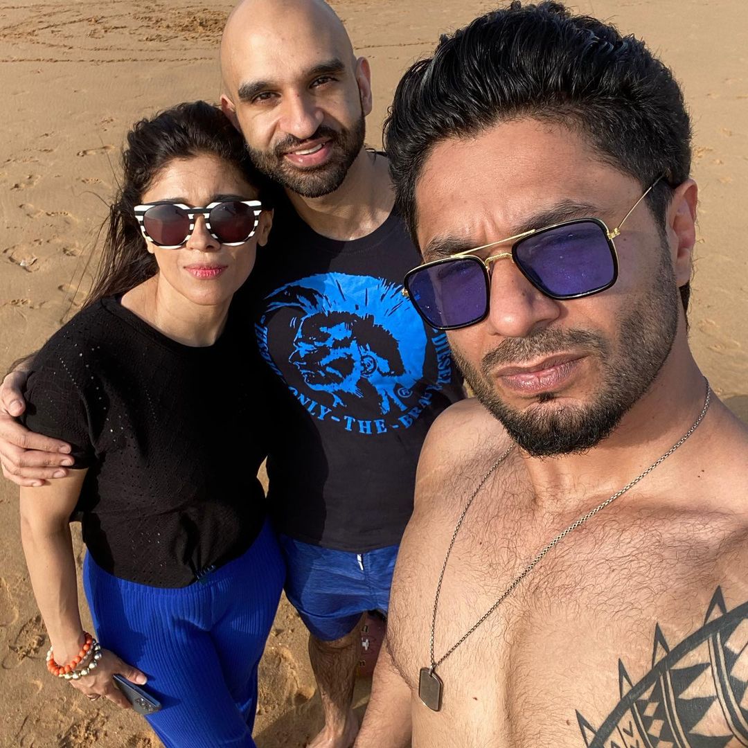 Hasan Rizvi Spends A Fun Sunday With Friends At Beach | Reviewit.pk