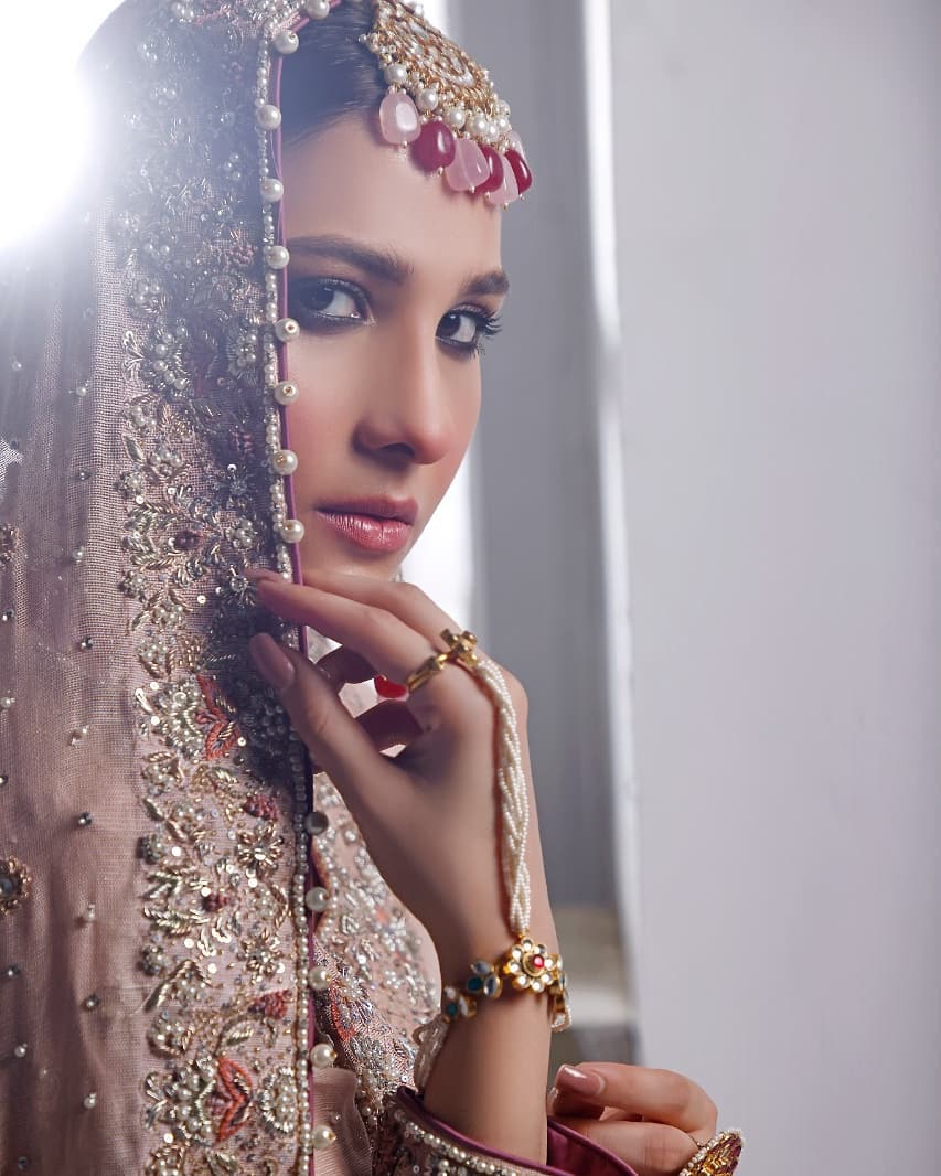 Hina Altaf Flaunts Elegance In Her Latest Bridal Shoot | Reviewit.pk