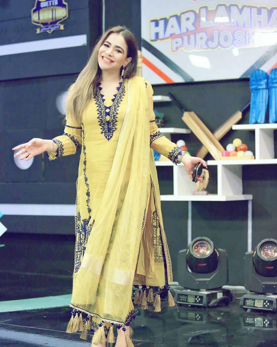 Humaima Malik And Dua Malik At The Set Of "Har Lamha Purjosh" | Reviewit.pk