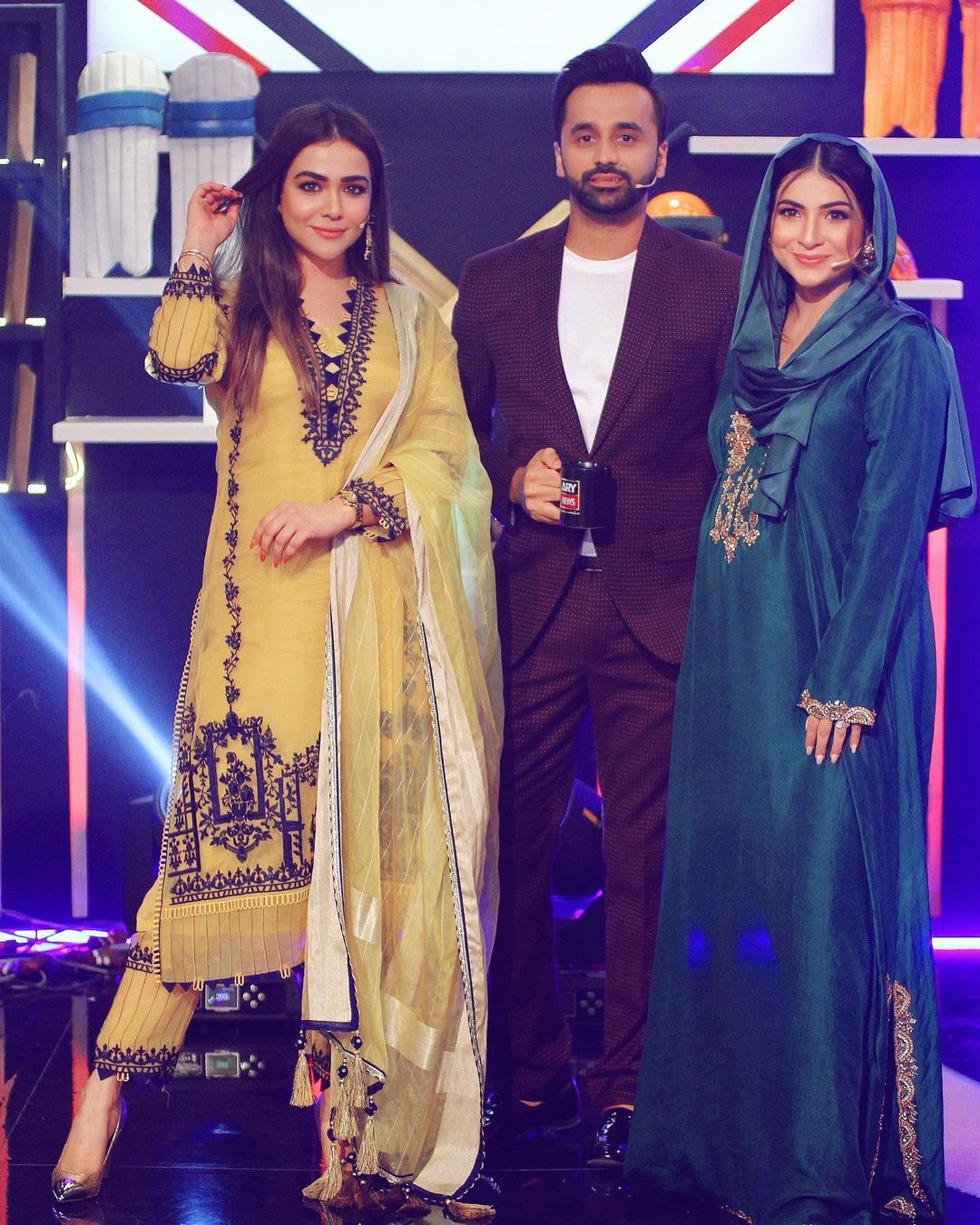 Humaima Malik And Dua Malik At The Set Of "Har Lamha Purjosh" | Reviewit.pk