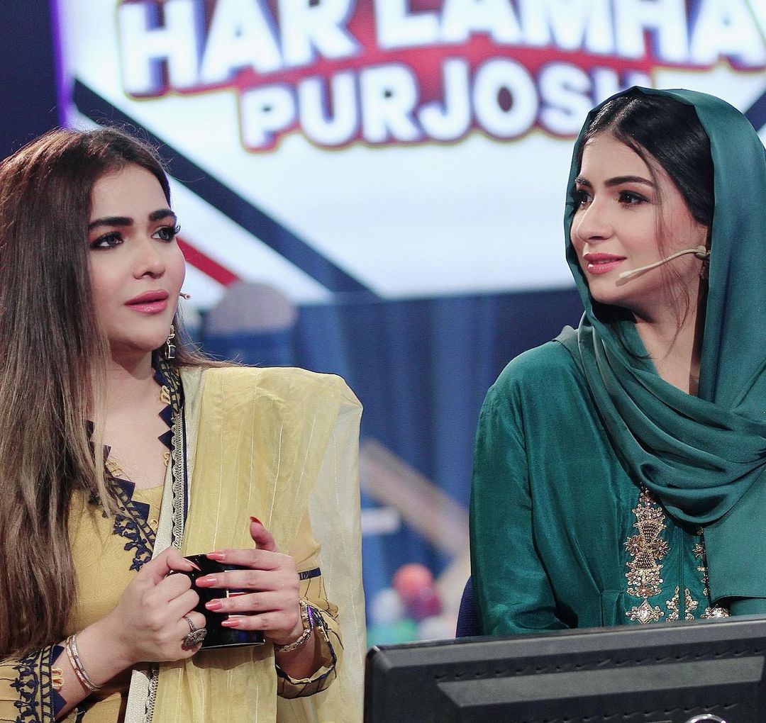 Humaima Malik And Dua Malik At The Set Of "Har Lamha Purjosh" | Reviewit.pk