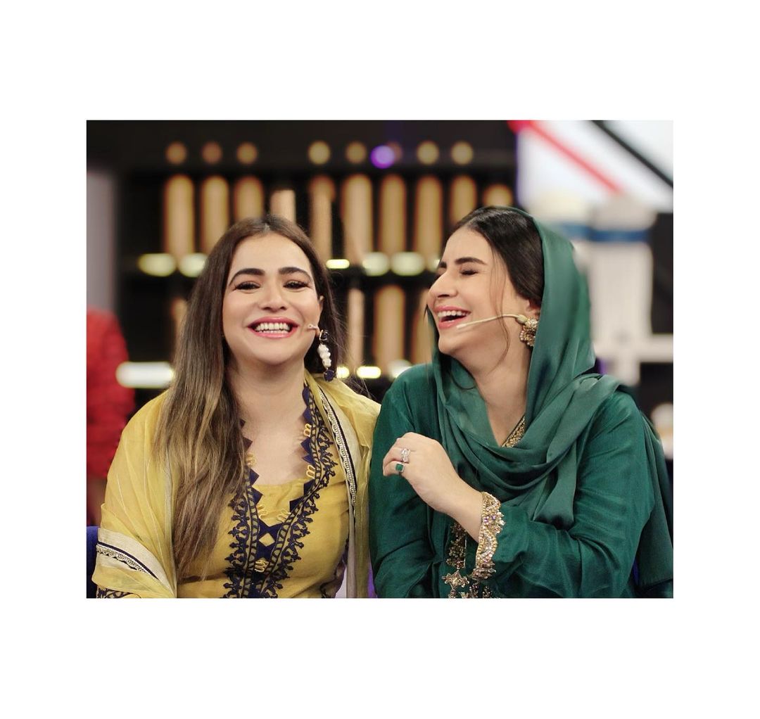 Humaima Malik And Dua Malik At The Set Of "Har Lamha Purjosh" | Reviewit.pk