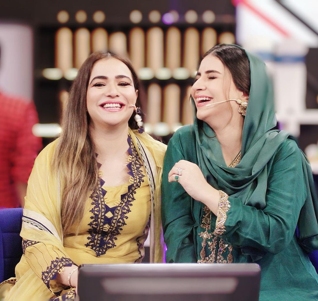 Humaima Malik And Dua Malik At The Set Of "Har Lamha Purjosh" | Reviewit.pk