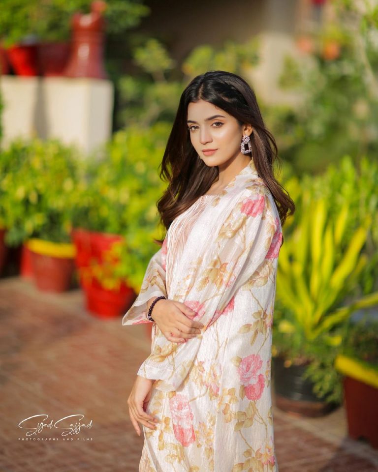 Latest Beautiful Pictures Of Actress Laiba Khan | Reviewit.pk