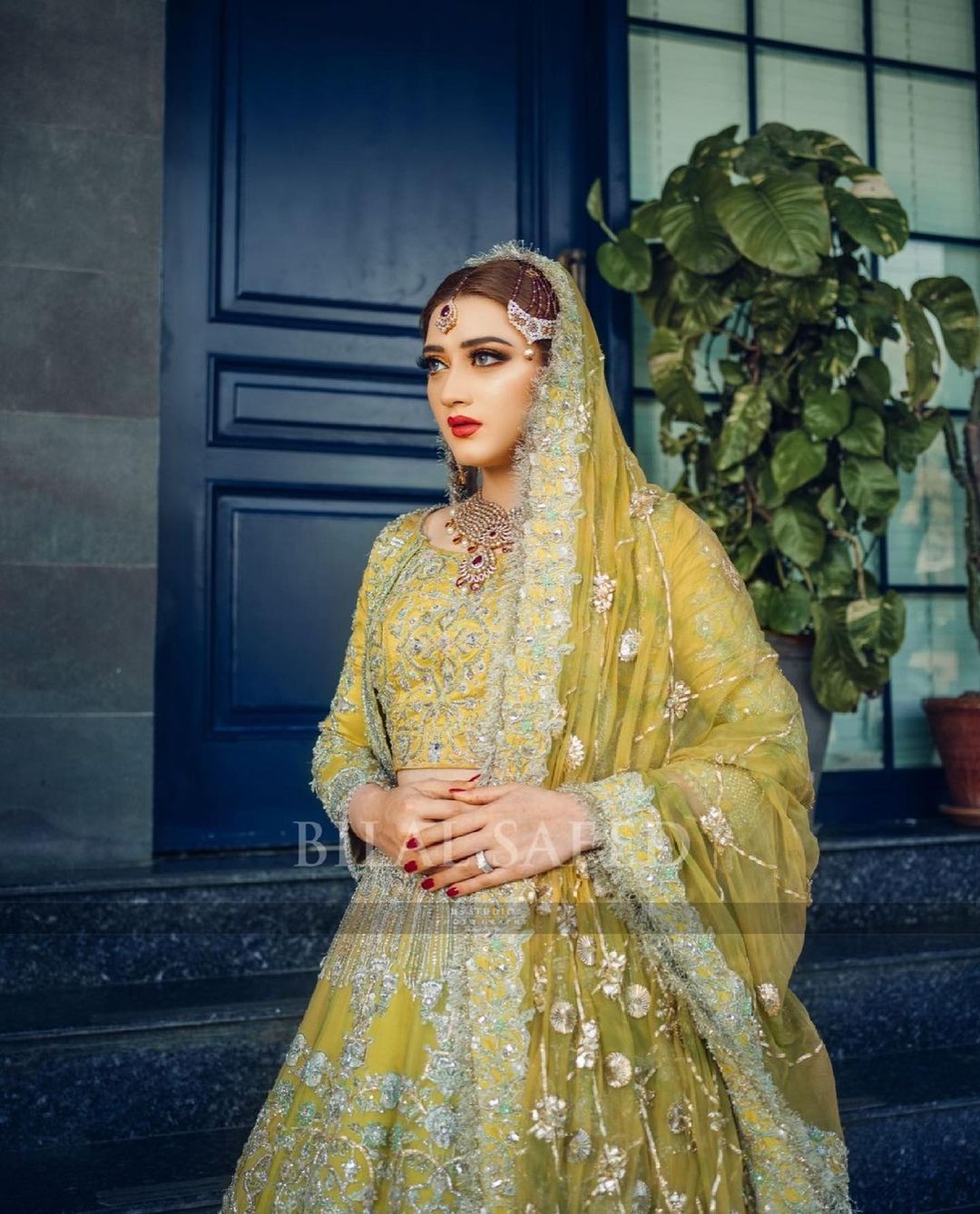 Momina Iqbal Makes A Style Statement In Her Latest Bridal Shoot ...