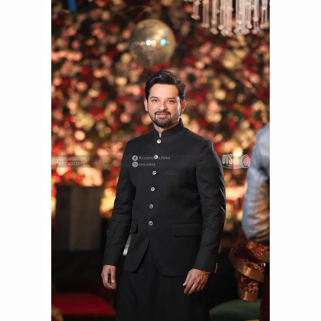 Noman Habib With His Wife At A Family Wedding | Reviewit.pk