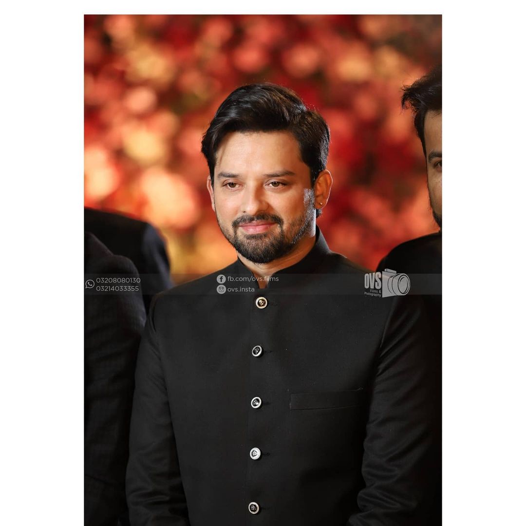 Noman Habib With His Wife At A Family Wedding | Reviewit.pk