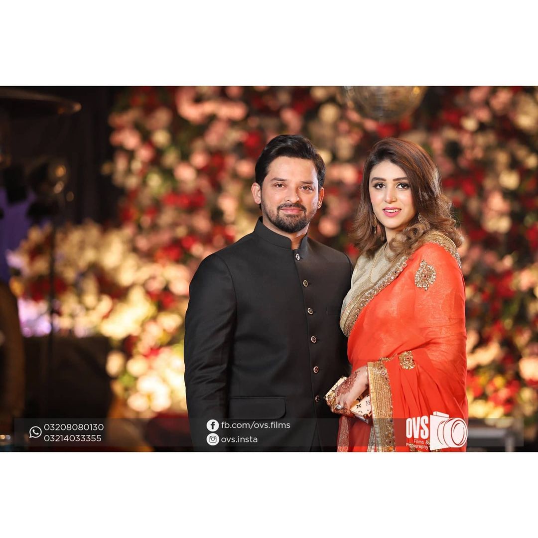 Noman Habib With His Wife At A Family Wedding | Reviewit.pk