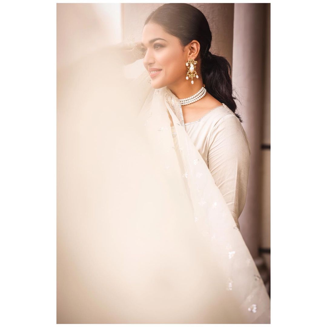 Anum Jung Eid Collection 2021 Featuring Sanam Jung | Reviewit.pk