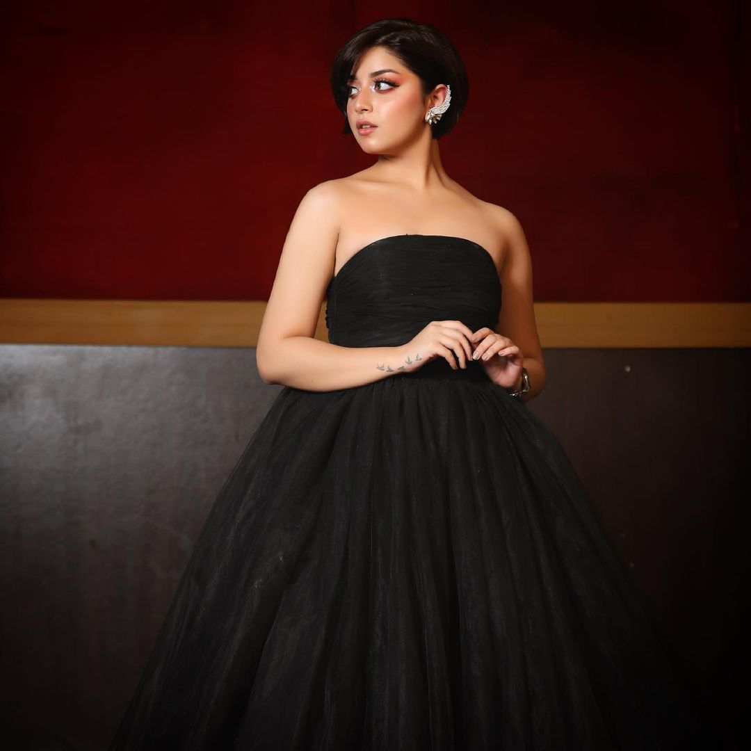 Recent Enchanting Pictures Of Alizeh Shah | Reviewit.pk