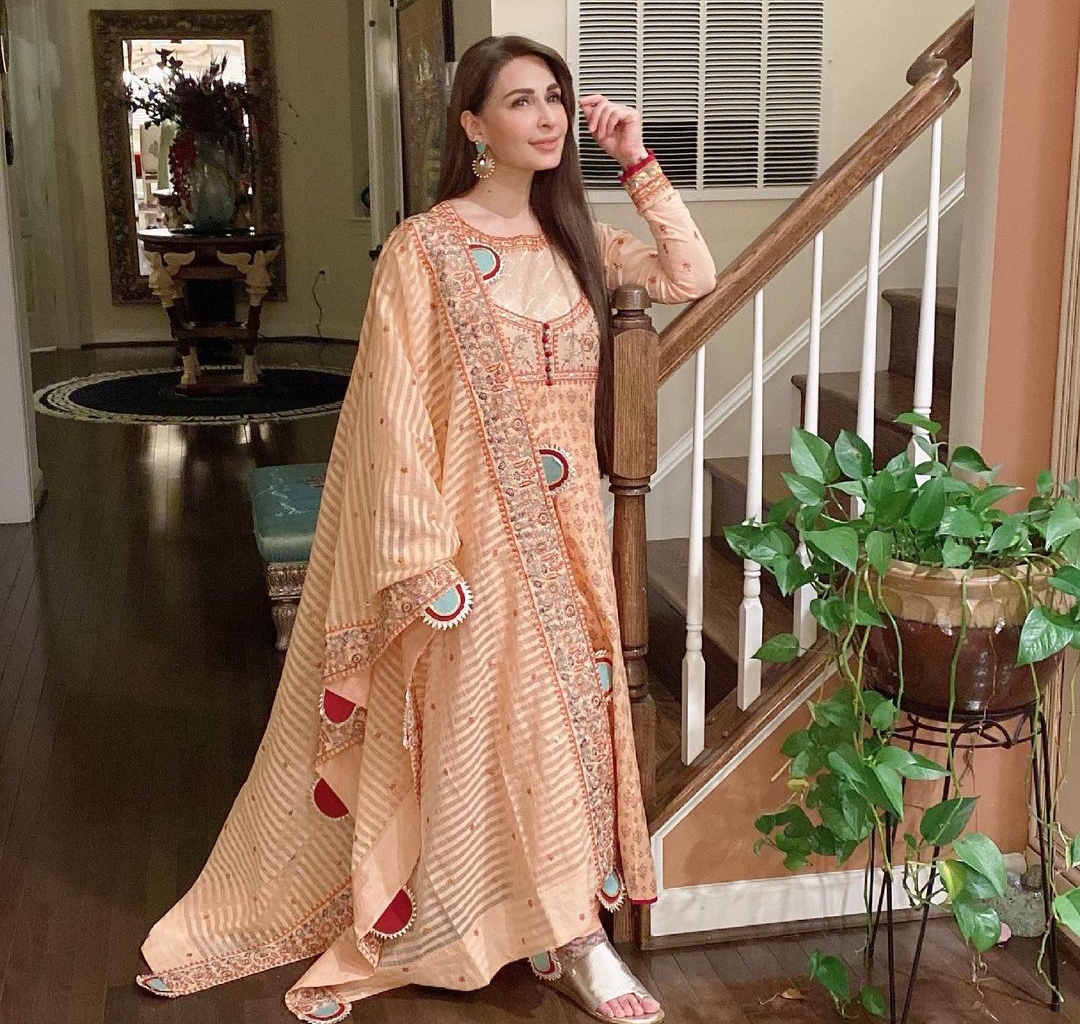 Enchanting Pictures of Reema Khan From Her Beautiful House | Reviewit.pk