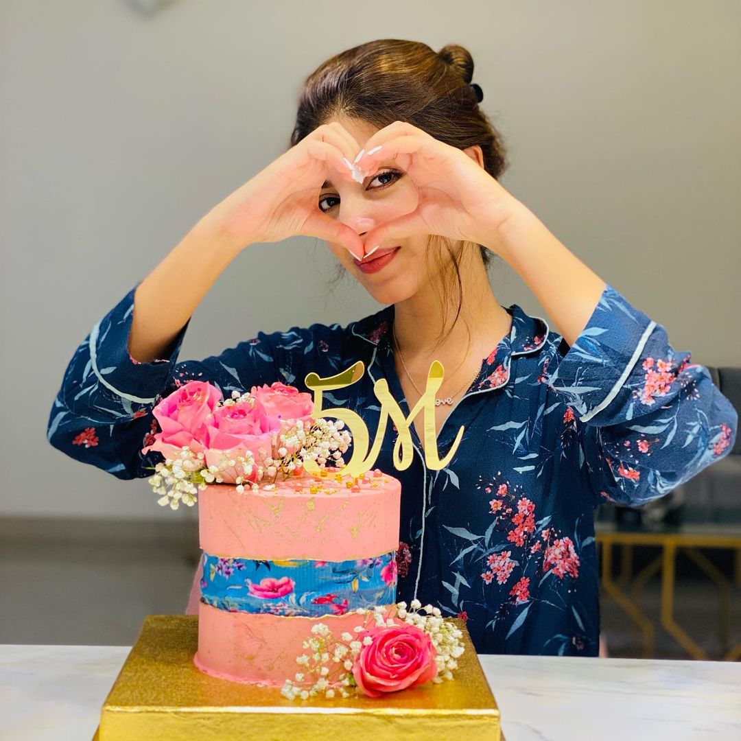 Kinza Hashmi Celebrates 5 Million Followers On Instagram | Reviewit.pk