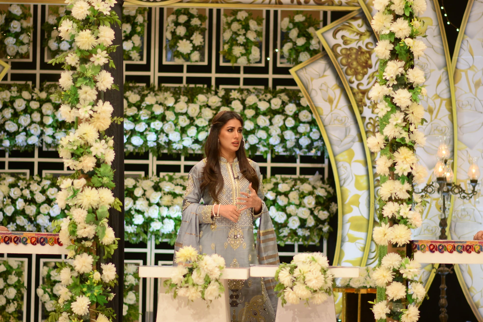 Beautiful Pictures Of Mehwish Hayat And Family From GMP Eid Show - Day ...