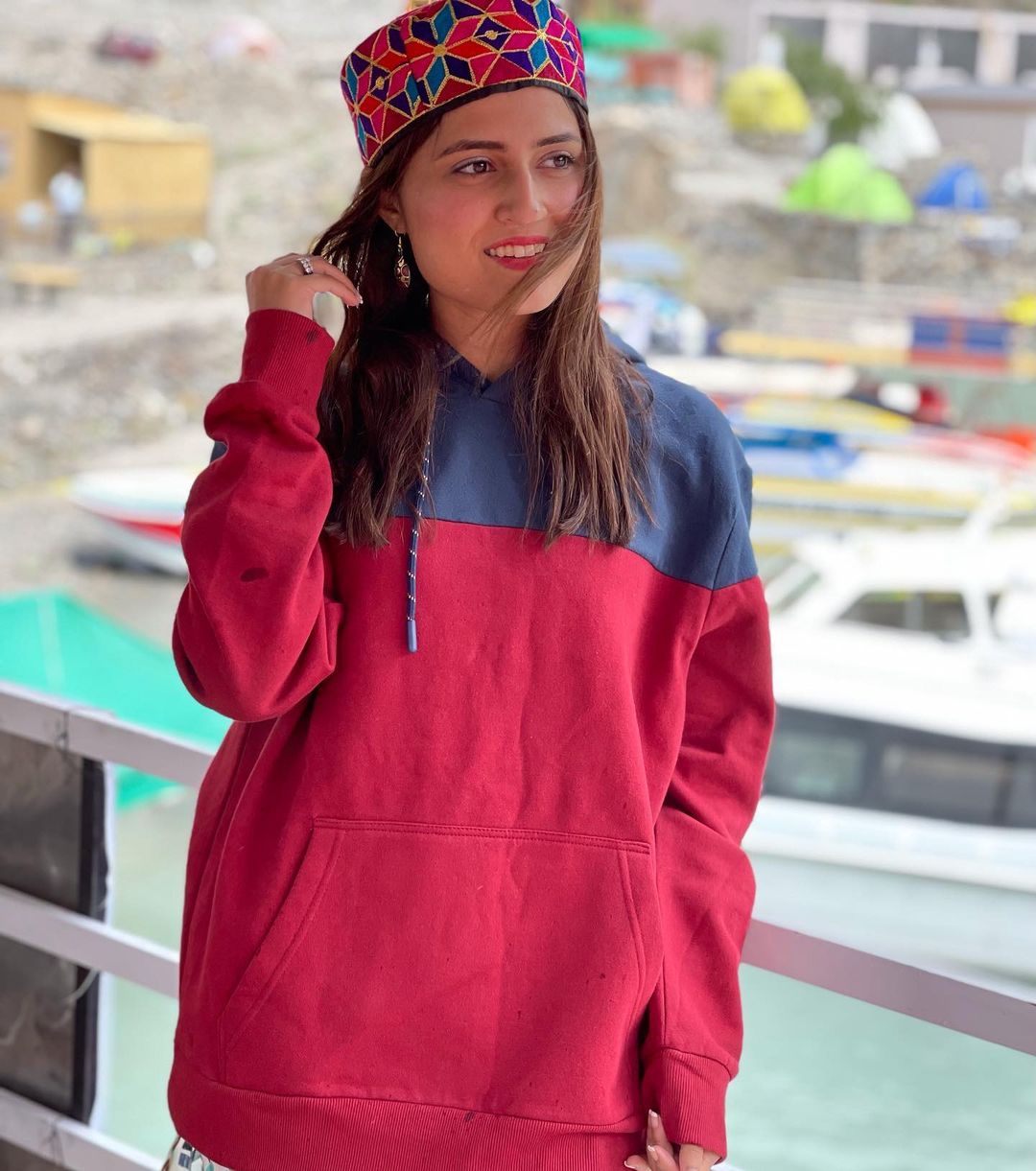 Natasha Hussain Pictures With Daughters From Hunza Valley | Reviewit.pk