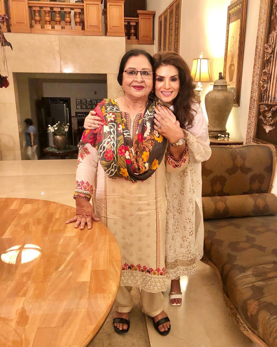 Resham Hosted Dinner For Friends - Pictures | Reviewit.pk
