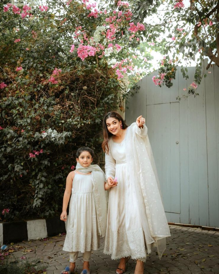 Adorable Eid Portraits Of Sanam Jung With Her Daughter Reviewit Pk