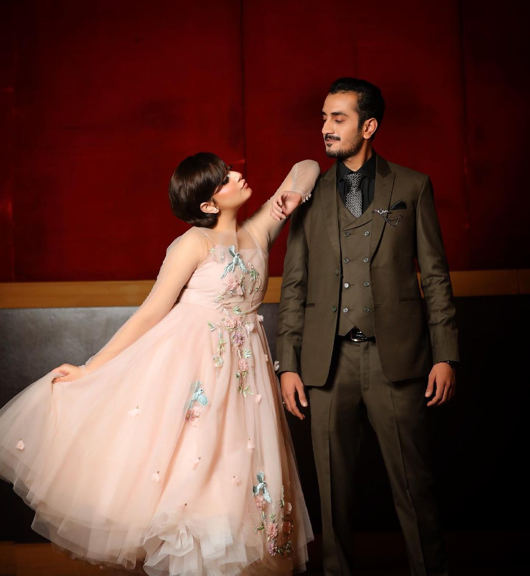 Beautiful Family Portraits Of Alizeh Shah From Hum Style Awards ...