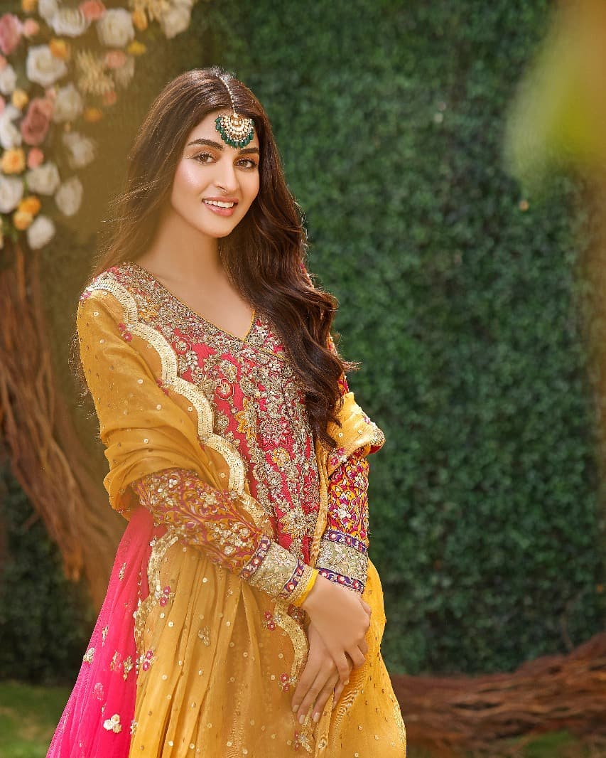 Anmol Baloch Flaunts Elegance In Bridal Shoot For Sana Abbas | Reviewit.pk