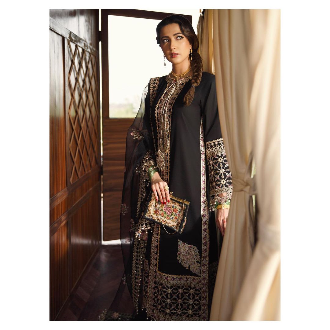 Aymen Saleem Stuns In Luxury Lawn Shoot For Qalamkar | Reviewit.pk