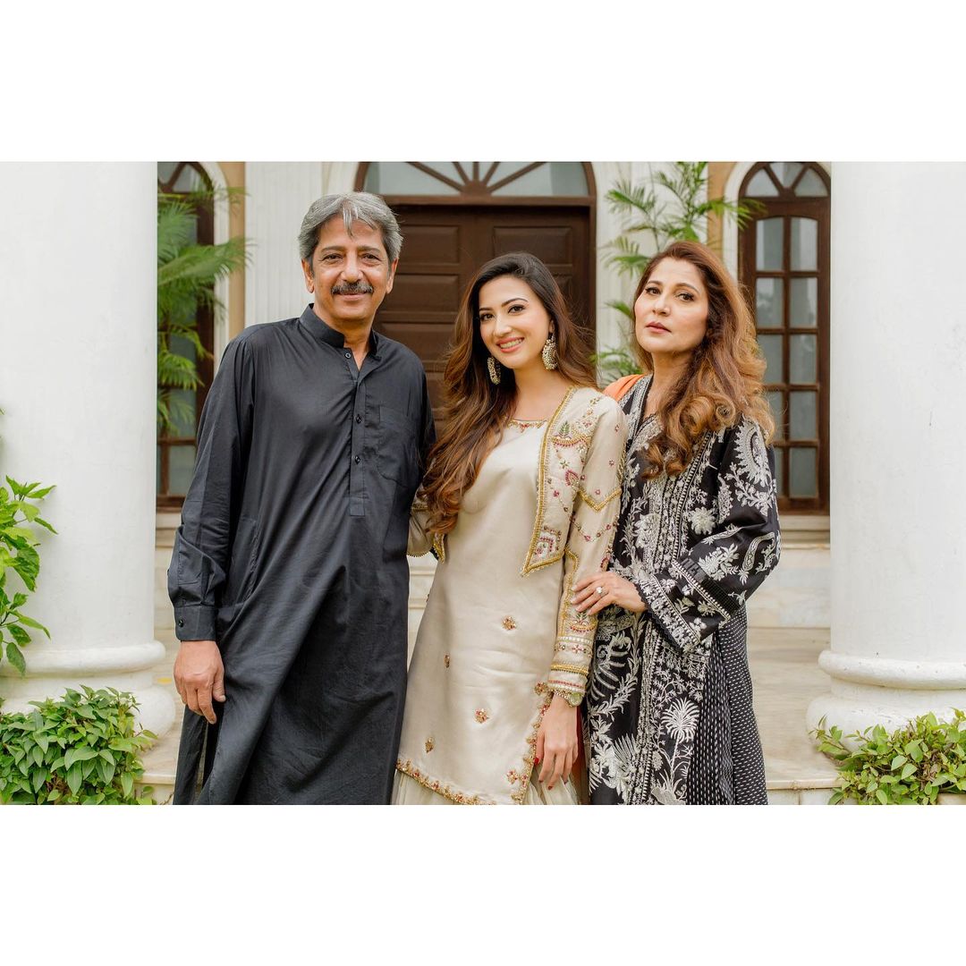 Aymen Saleem Shares Adorable Eid Pictures With Her Parents | Reviewit.pk