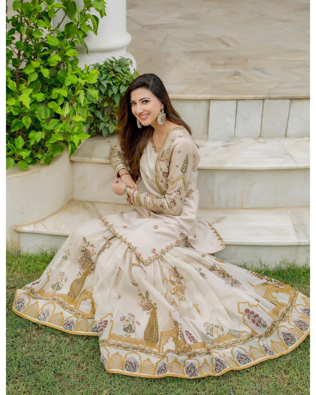 Aymen Saleem Shares Adorable Eid Pictures With Her Parents | Reviewit.pk