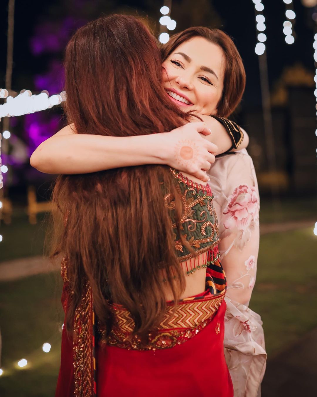Hania Aamir Alluring Pictures From Aima Baig's Engagement | Reviewit.pk