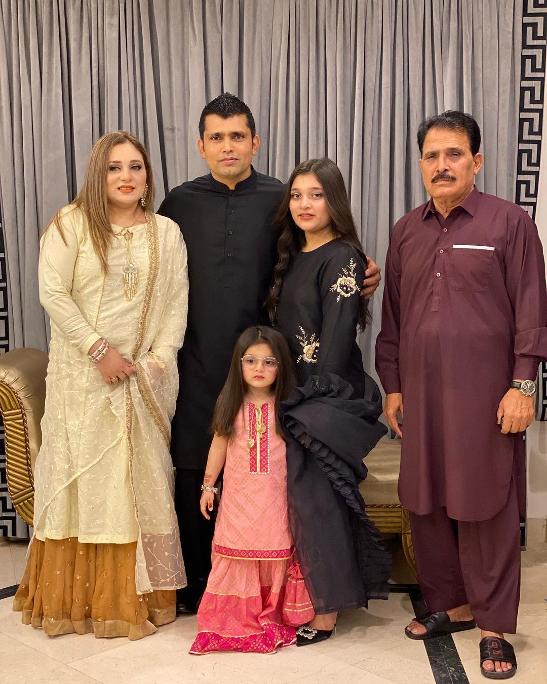 Beautiful Family Pictures Of Cricketer Kamran Akmal From Eid-Ul-Adha 2021 | Reviewit.pk