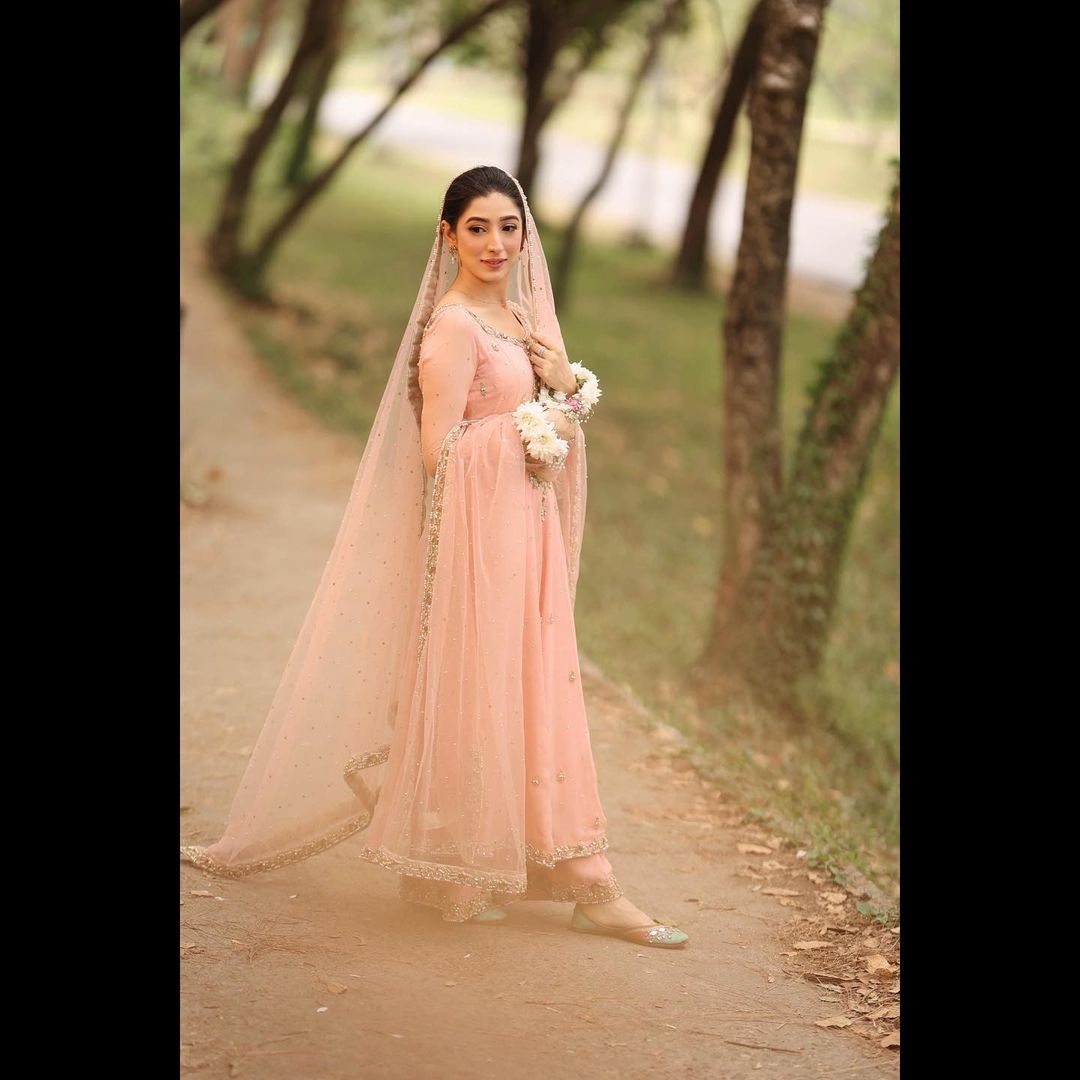 Mariyam Nafees Shares Her Beautiful Bridal Look - Pictures | Reviewit.pk