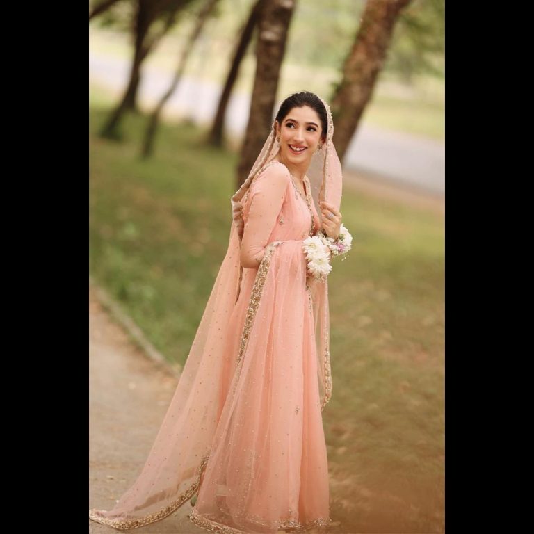 Mariyam Nafees Shares Her Beautiful Bridal Look - Pictures | Reviewit.pk