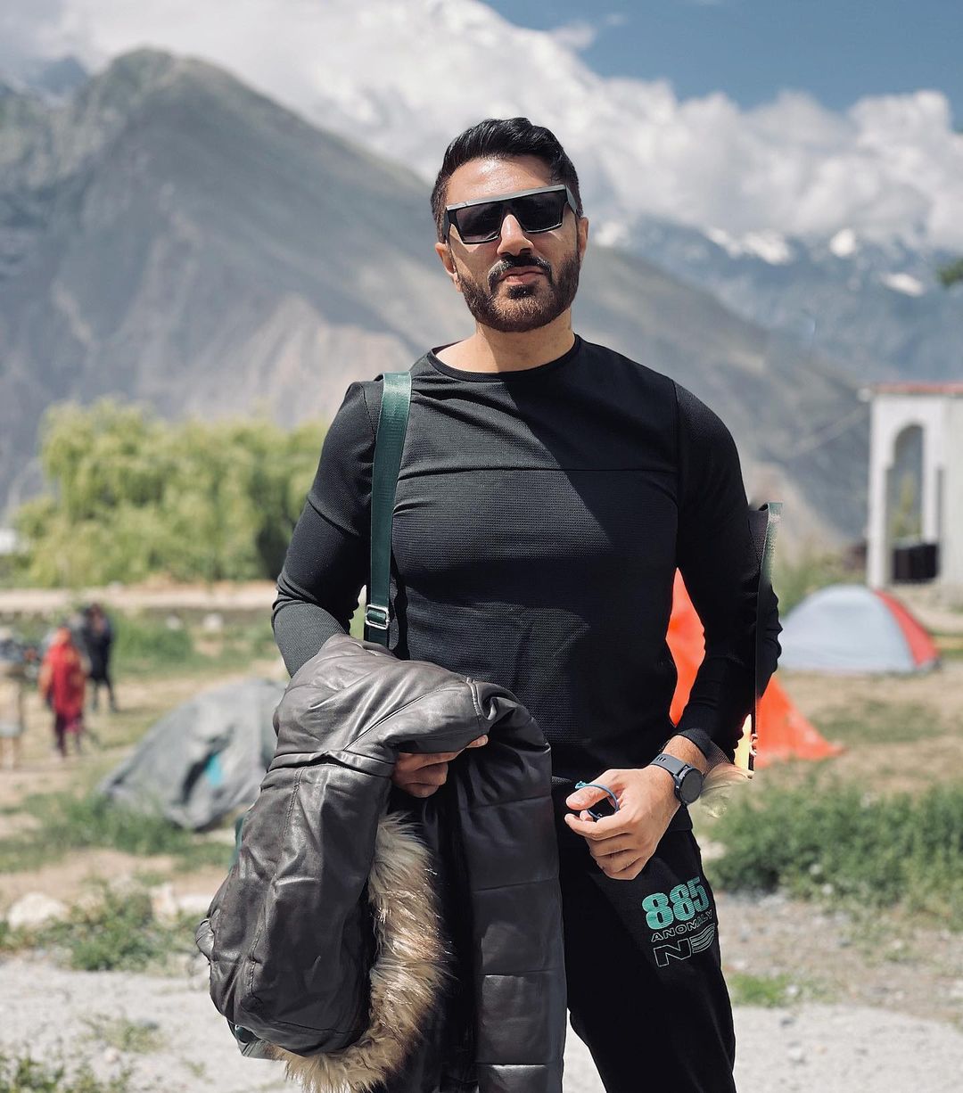 Rockstar Mustafa Zahid Enjoying Vacations In The Mountains | Reviewit.pk