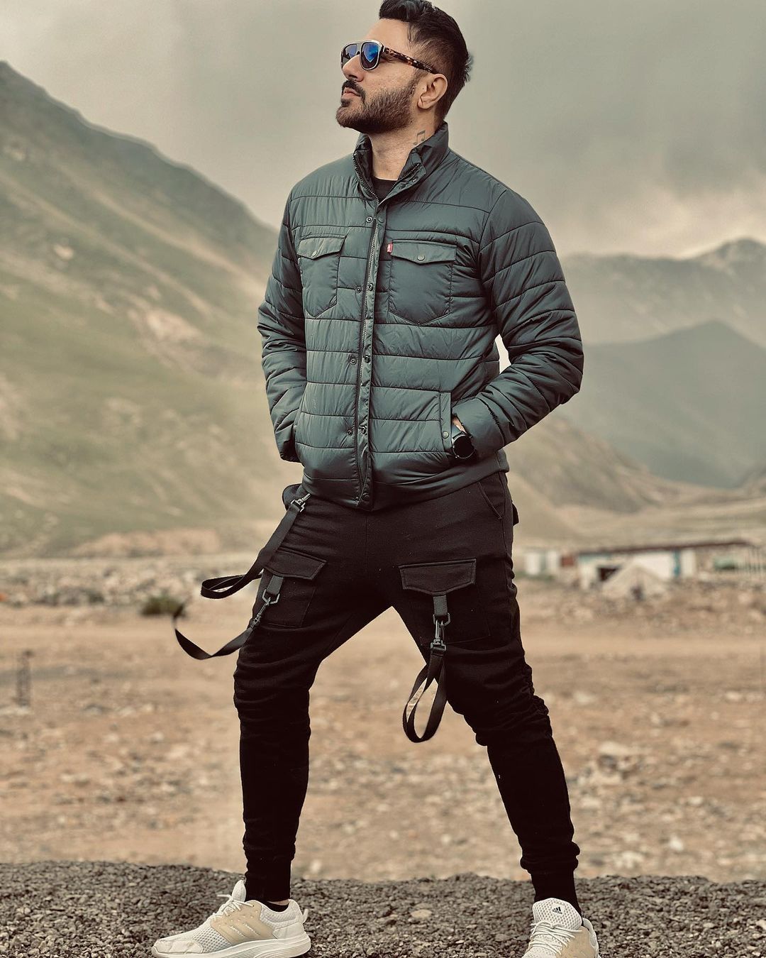 Rockstar Mustafa Zahid Enjoying Vacations In The Mountains | Reviewit.pk