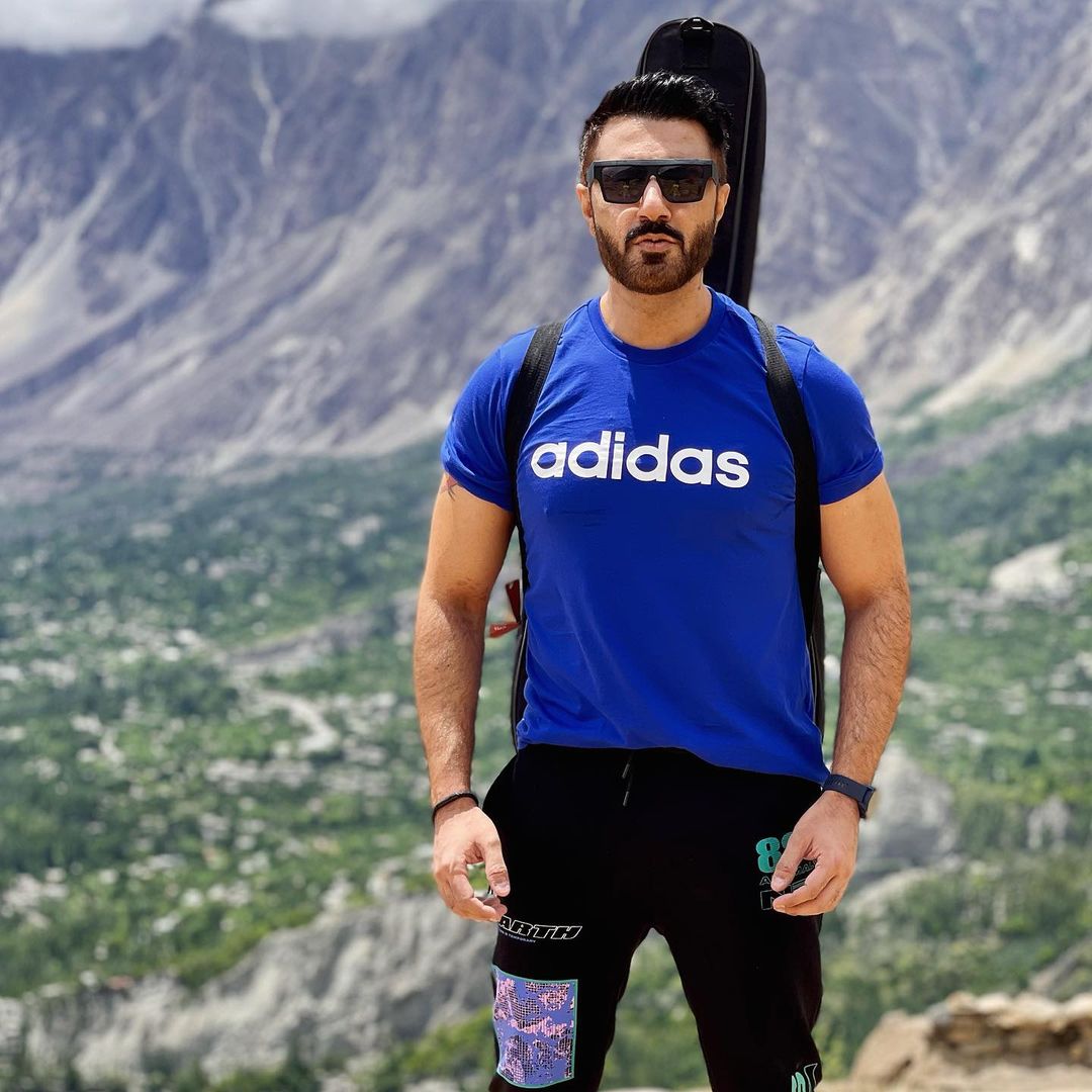 Rockstar Mustafa Zahid Enjoying Vacations In The Mountains | Reviewit.pk