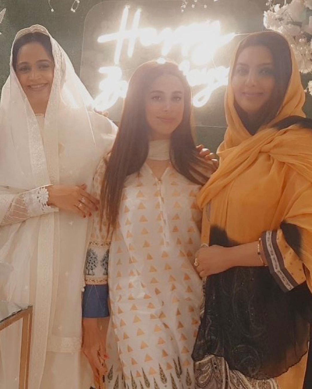 Noor Bukhari Gets A Wonderful Birthday Surprise From Family | Reviewit.pk