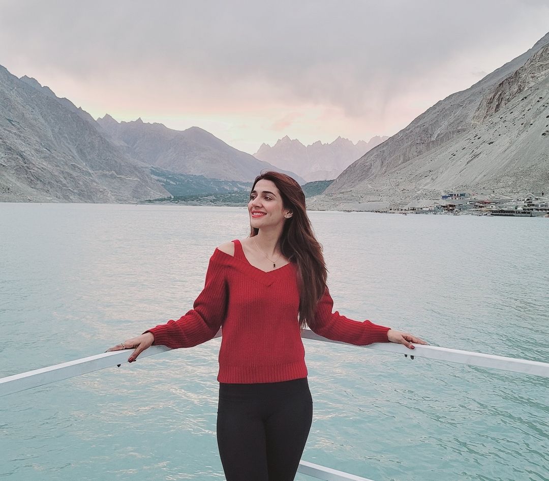 Rabab Hashim Serving Major Vacation Goals | Reviewit.pk