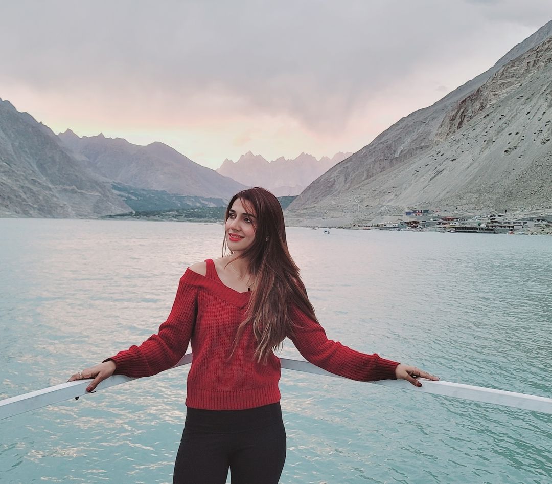 Rabab Hashim Serving Major Vacation Goals | Reviewit.pk