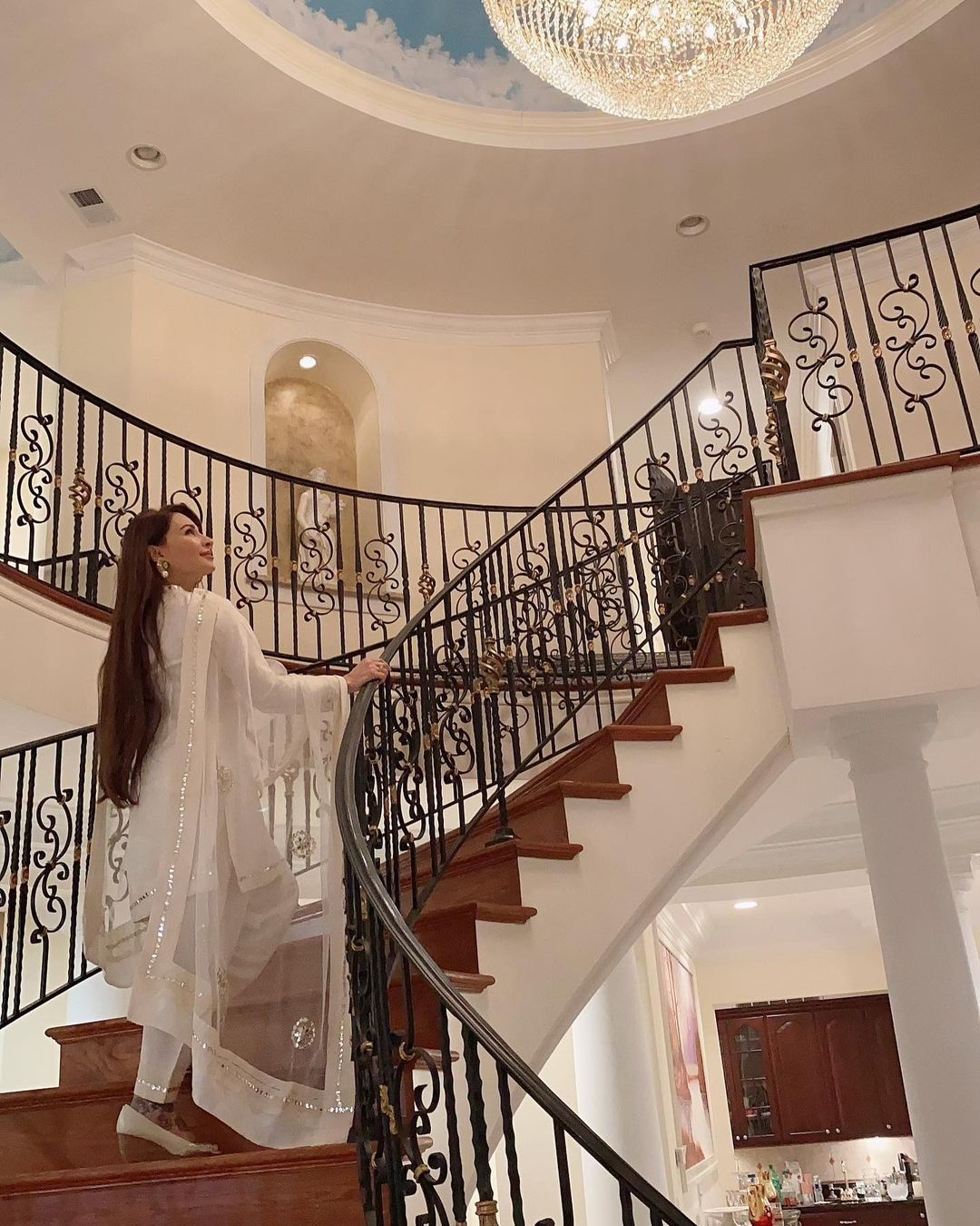 Enchanting Pictures of Reema Khan From Her Beautiful House | Reviewit.pk