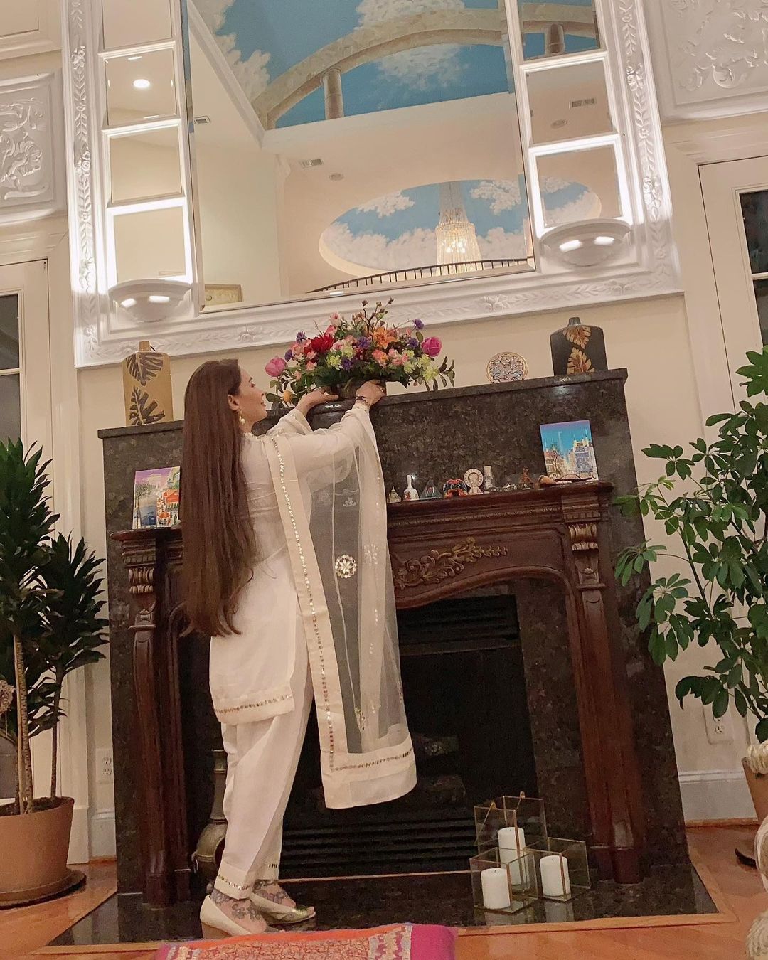 Enchanting Pictures of Reema Khan From Her Beautiful House | Reviewit.pk