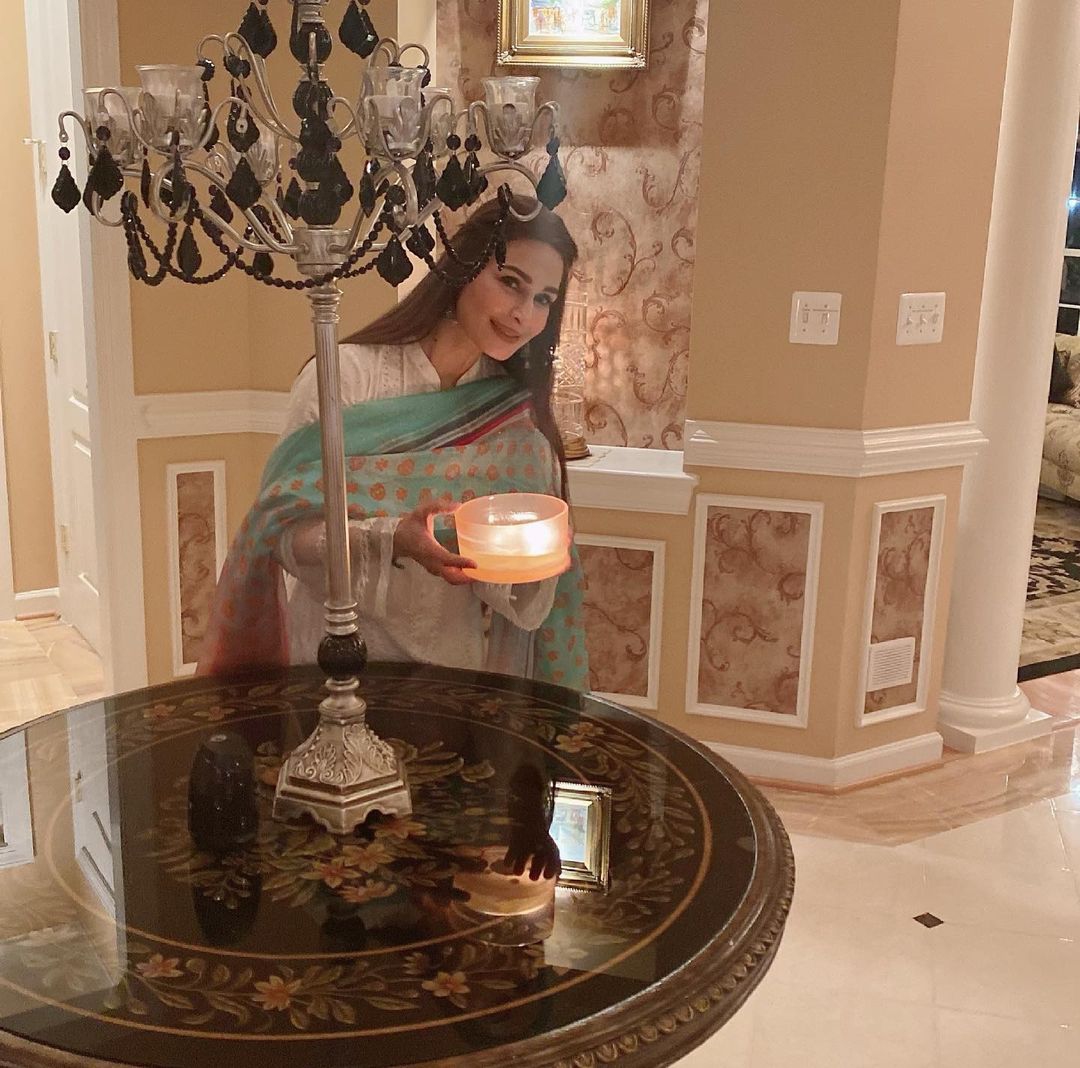 Enchanting Pictures of Reema Khan From Her Beautiful House | Reviewit.pk