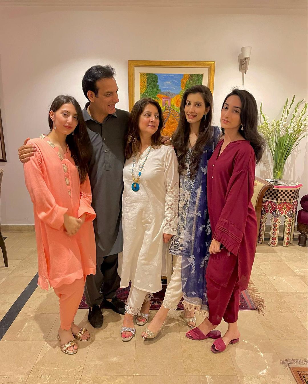 Saleem Sheikh Latest Beautiful Pictures With Family | Reviewit.pk