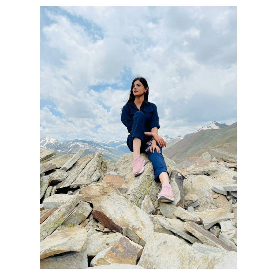 Zainab Shabbir Enjoying Breathtaking Views Of Narran Valley | Reviewit.pk Zainab Shabbir Enjoying Breathtaking Views Of Narran Valley | Reviewit.pk