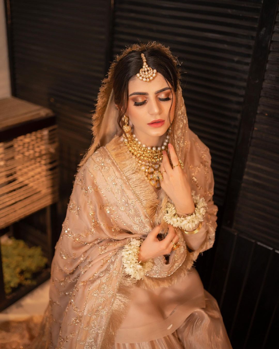 Zubab Rana Looks Absolutely Regal In Her Latest Bridal Shoot | Reviewit.pk