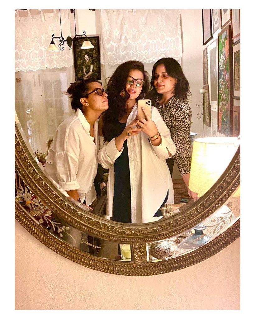 Celebrities Spotted At Director Asim Raza's Birthday Bash | Reviewit.pk