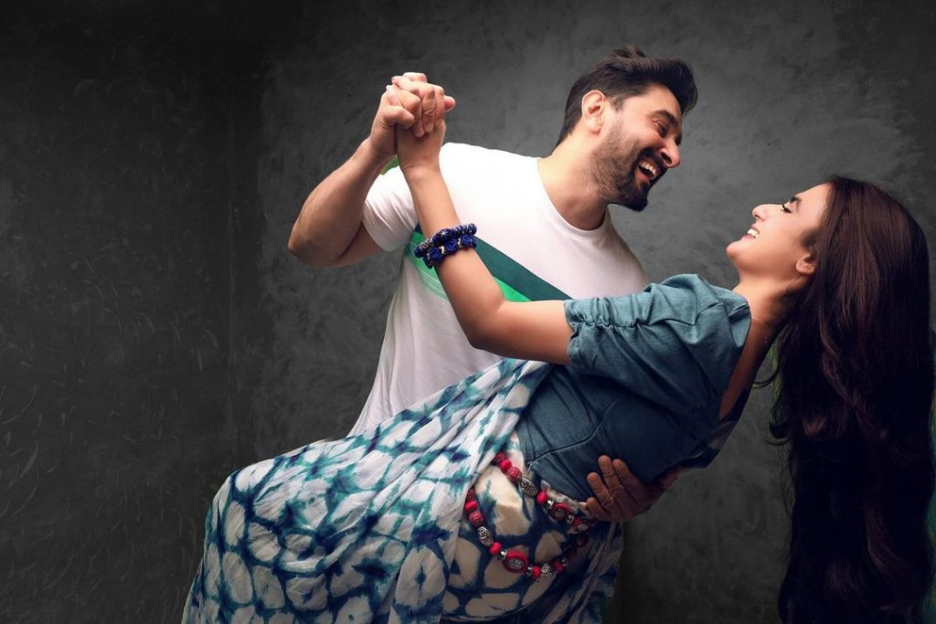 Latest Adorable Pictures Of The Power Couple Hira And Mani | Reviewit.pk
