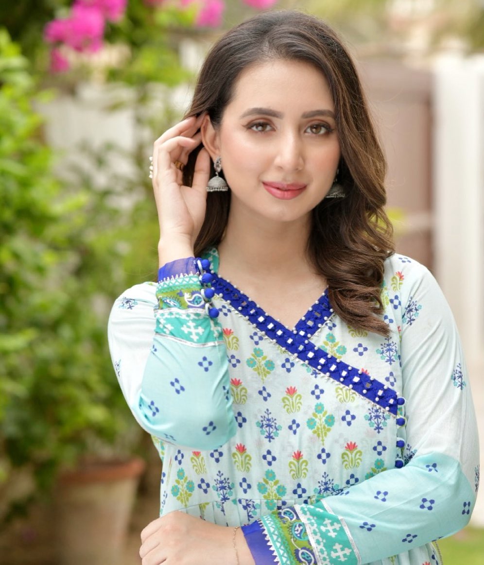 Latest Enchanting Pictures Of Komal Aziz Khan | Reviewit.pk