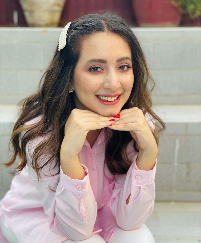 Latest Enchanting Pictures Of Komal Aziz Khan | Reviewit.pk