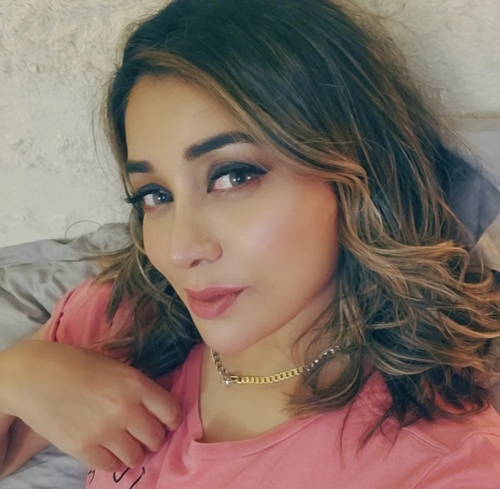 Komal Rizvi Celebrates Birthday With Family - Pictures | Reviewit.pk