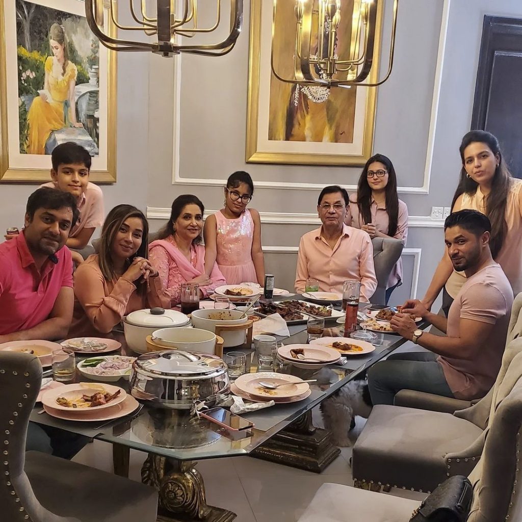 Komal Rizvi Celebrates Birthday With Family - Pictures | Reviewit.pk