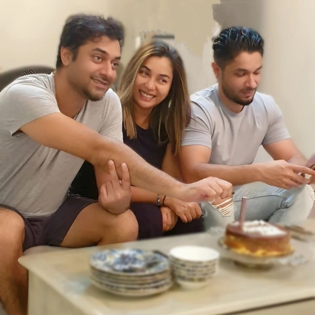 Komal Rizvi Celebrates Birthday With Family - Pictures | Reviewit.pk