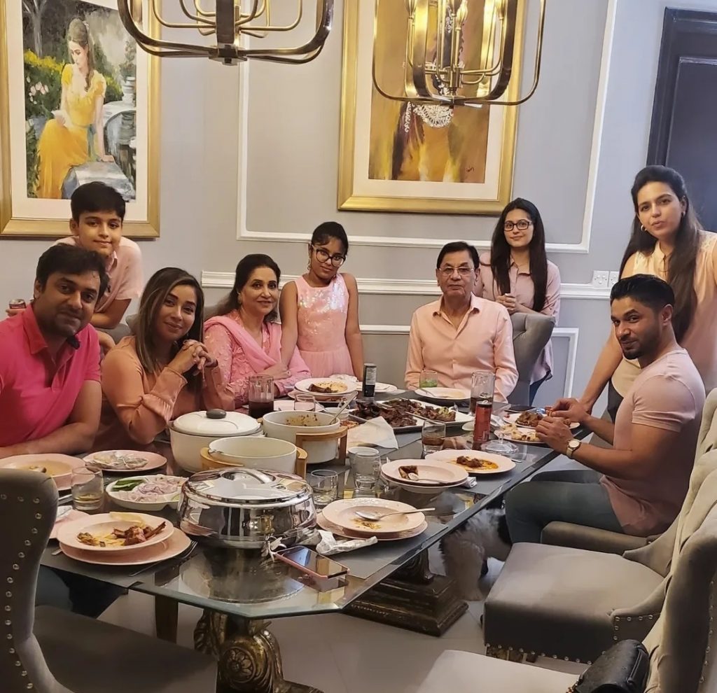 Komal Rizvi Celebrates Birthday With Family - Pictures | Reviewit.pk