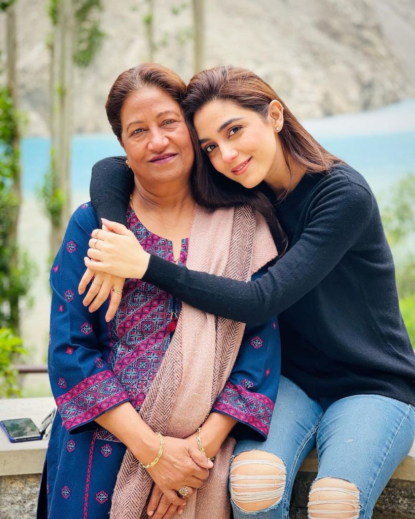 Adorable Pictures Of Pakistani Celebrities With Their Mothers | Reviewit.pk